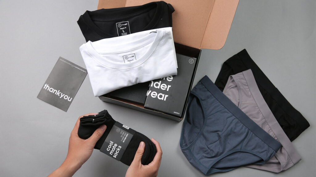 COOLMATE tặng khẩu trang và nước rửa tay cho khách hàng VinID