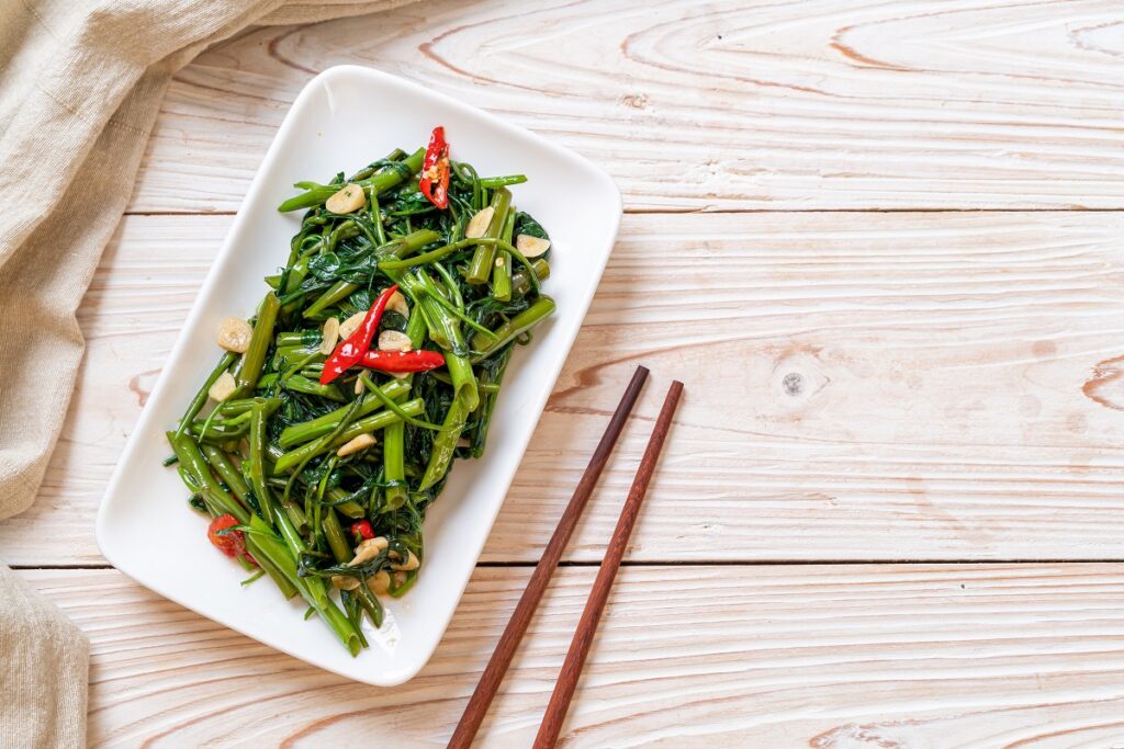 Hướng dẫn cách làm món rau muống xào tỏi ngon giòn “mê ly”